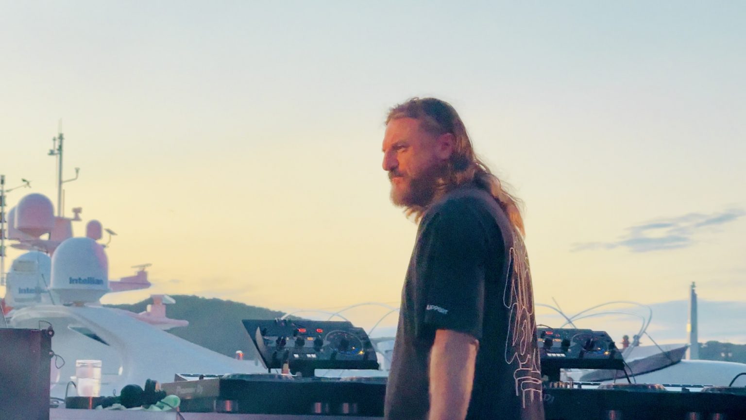 DJ Solomun begeistert Ibiza: Ein Rückblick auf die Party im Hafen ...