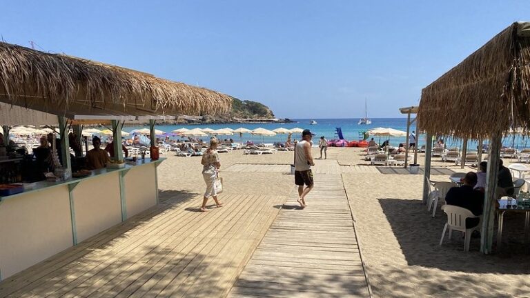 Cala Llenya: Un paraíso en la costa noreste de Ibiza - ibiza inside